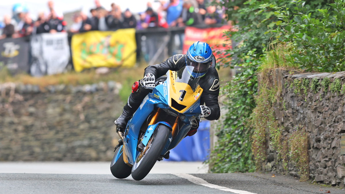 Rider dies following Isle of Man TT Wednesday practice crash | Crash.net