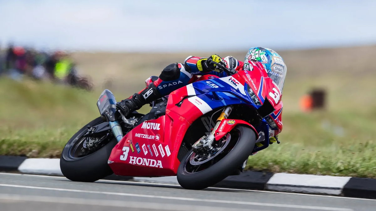 2025 Isle of Man TT: Dean Harrison ends win drought in Superstock race ...