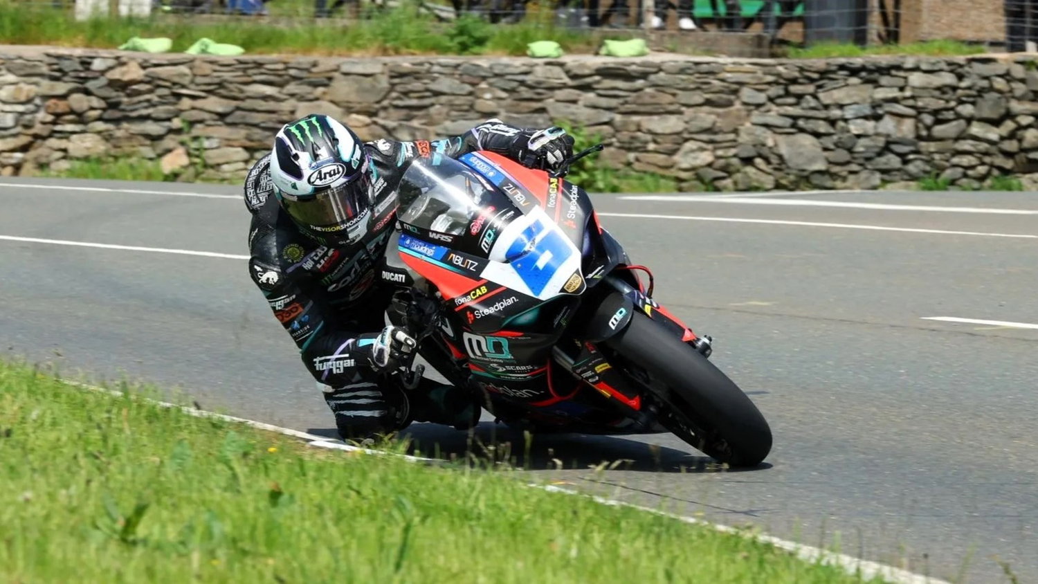 Michael Dunlop extends Isle of Man TT Supersport win streak in ...