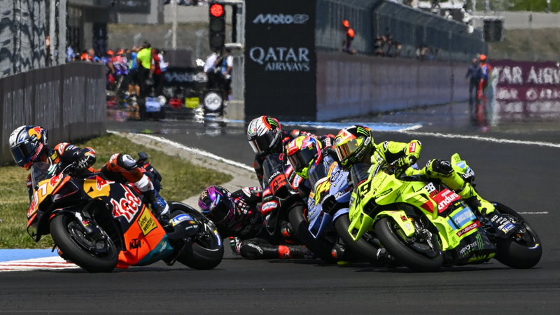 WATCH: Jorge Martin wipes out Marco Bezzecchi at Turn 1 in Hungary ...